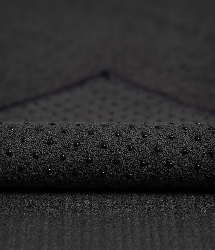 Manduka Yogitoes Skidless Yoga Mat Towel 71'' - Onyx 2.0 – Manduka ...